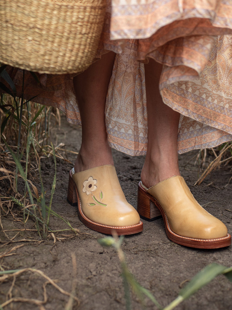 Flower Clogs Camel – Dandelie