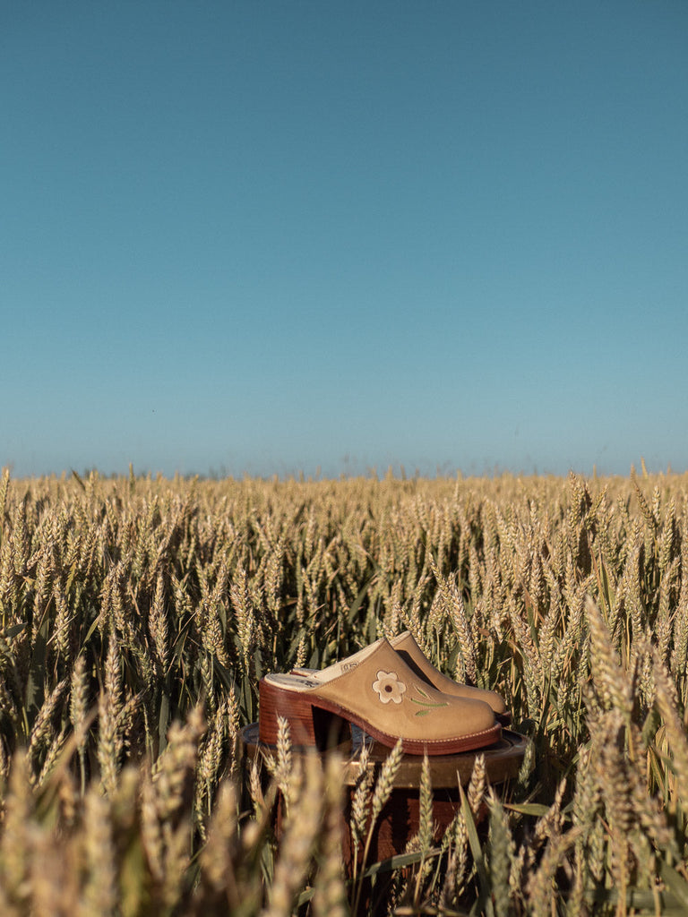 Flower Clogs Camel – Dandelie